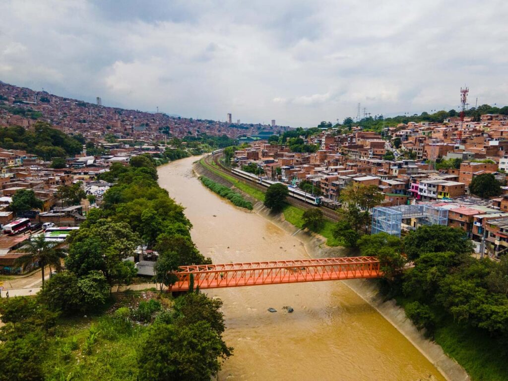 Puente peatonal sobre el río Medellín conecta nororiente y noroccidente